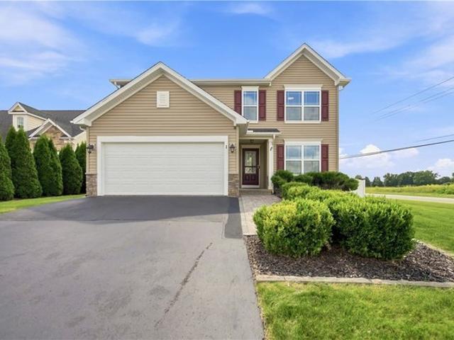 1 Prestwick Ln, Churchville, NY 14428