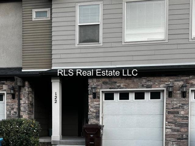 1 Private Bedroom in 3 bed Townhome