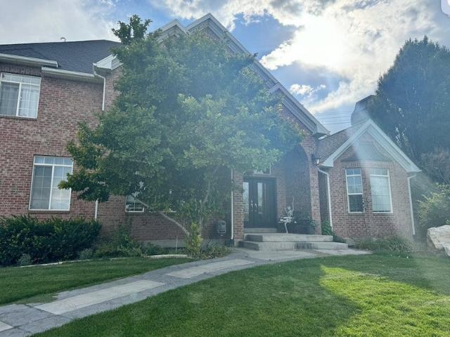 1 PRIVATE MASTER BDRM FOR RENT IN SHARED BASEMENT