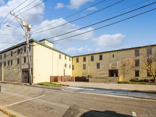 1 Railroad Avenue 3 1
