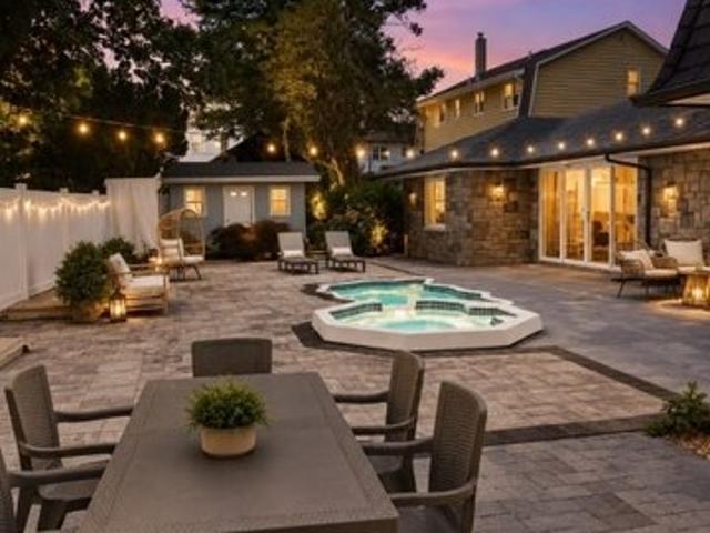 1 Ranch Ct, Saddle Brook, NJ 07663