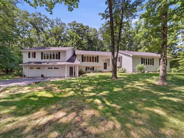1 Rockforest Dr, Hooksett, NH 03106