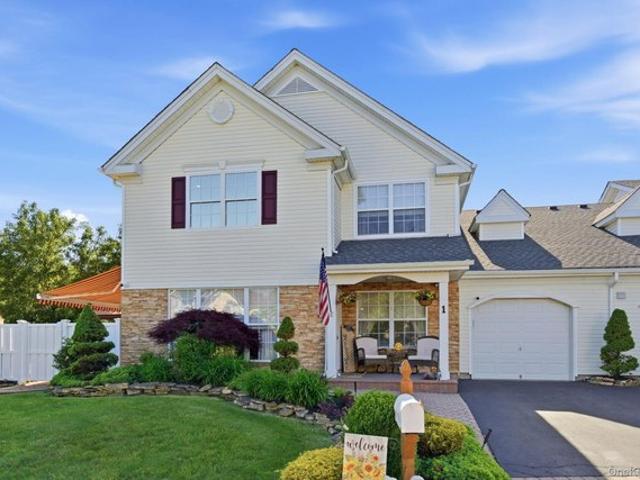 1 Robert Ln, Middle Island, NY 11953