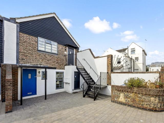 1 room apartment to let in Selden Road, Worthing, BN11