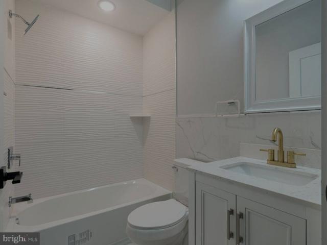 1 room avail. in 2 bed 2 bath 3rd floor walk up