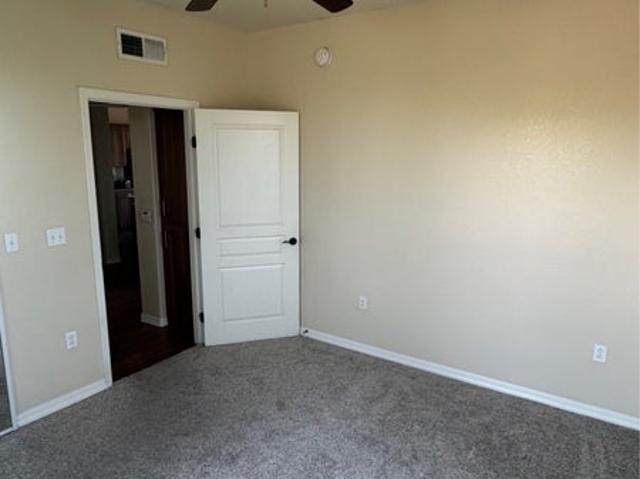 1 room Available NOW private detached bathroom