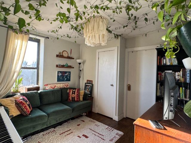 1 room available in a 3bdr/1bth