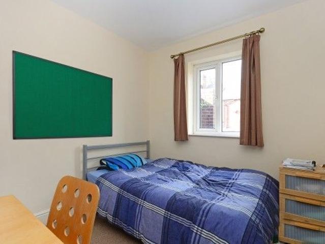 1 room available in a 4 bed house
