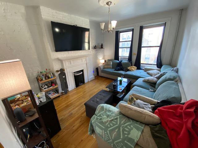 1 room available in a Chelsea 3 bedroom