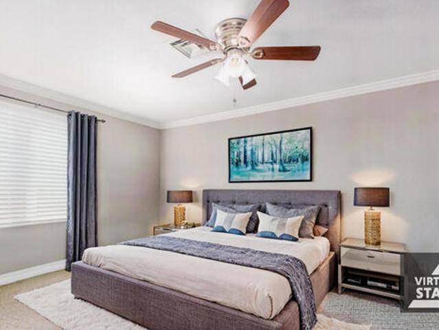 1 room available in large house with pool