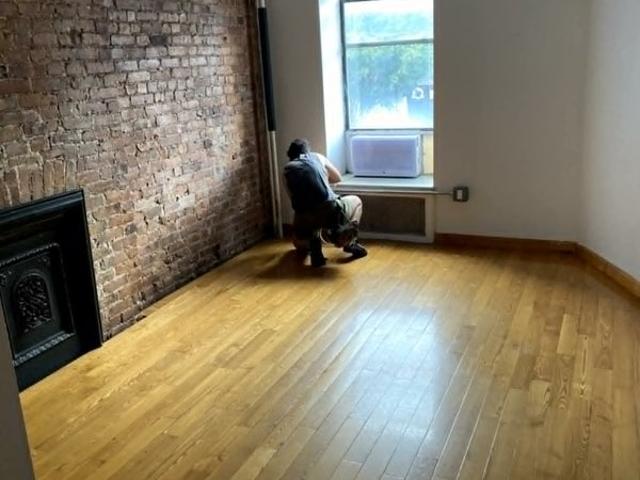 1 room available in Park Slope walkup