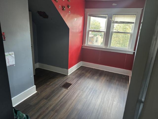 1 room available in 3 room household