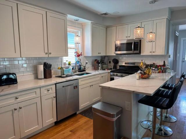 1 room available in 4bd apt near Davis Square