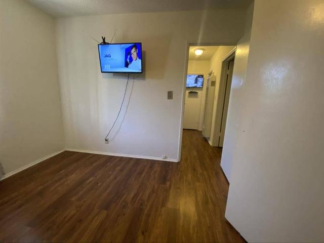 1 Room for rent big yard