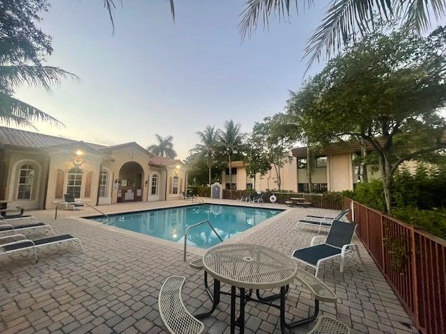 1 room for rent in a 4bed/3 full bath townhome