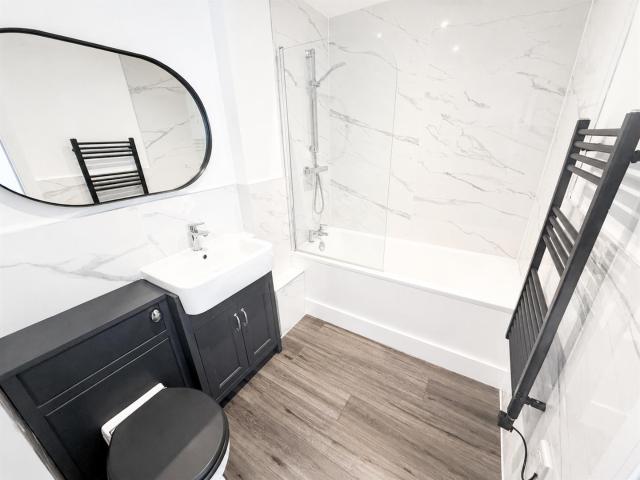 1 room house to let