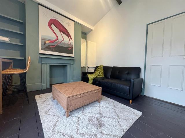 1 room house to let