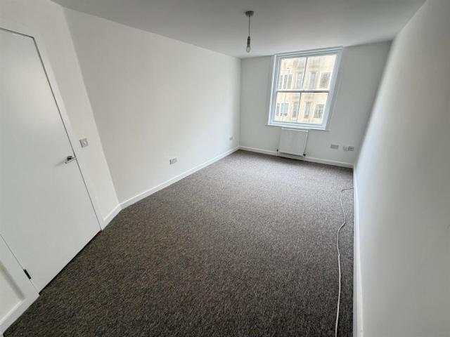 1 room house to let