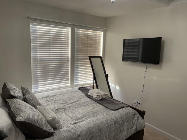 1 room in a house available shared bath