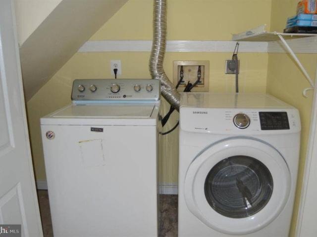 1 room of 3 rooms available now!