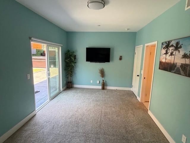 1 room, private bathroom and entrance