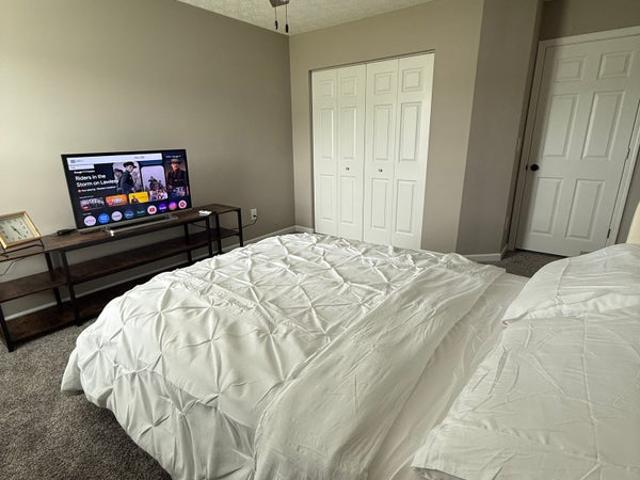 1 room with Bathroom in a Shared Home in Grove Cit