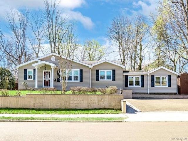 1 Roosevelt St, Glen Cove, NY 11542