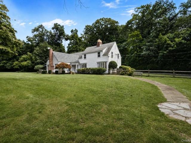 1 Stonegate Ln, Old Brookville, NY 11545