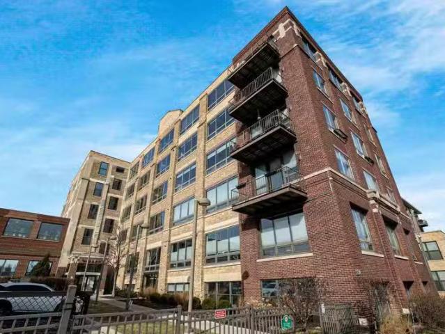 1 Story, Condominium Milwaukee, WI 234 E Reservoir Ave #407