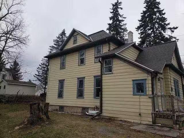 1 Story, Duplex / 2 Family Susinteraction, WI W232N6294 Wau.