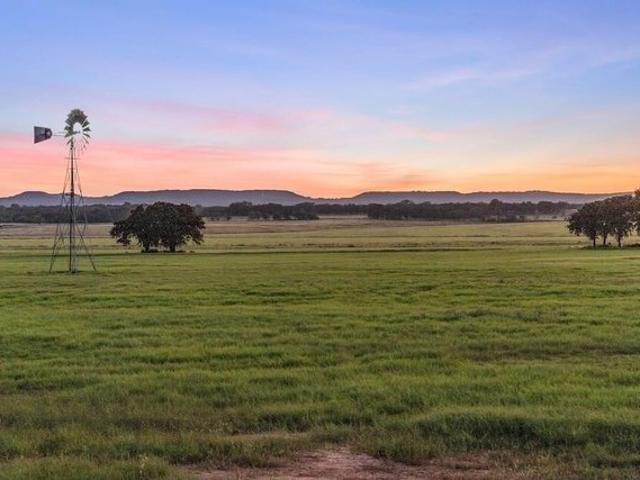 1 Sultemeier Moellering Rd, Fredericksburg, TX 78624