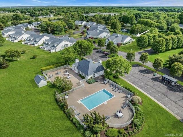 1 Summerfield Ln S, Aquebogue, NY 11901