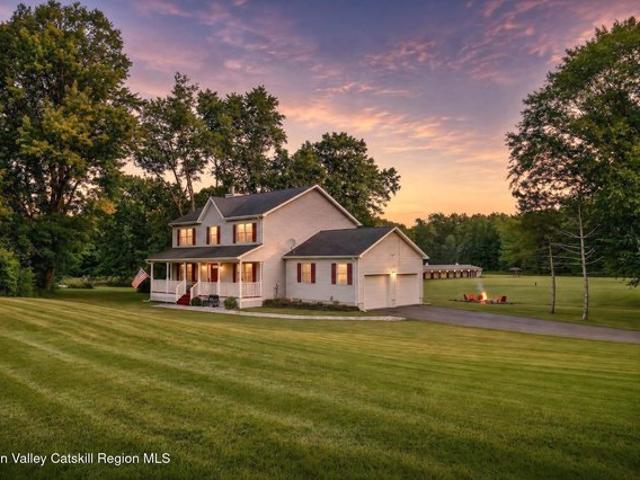 1 Sean Ct, Rock Tavern, NY 12575