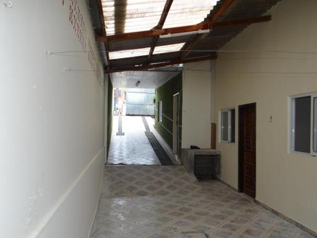 1 sobrado e 1 residência térrea situado no mesmo terreno em Colombo