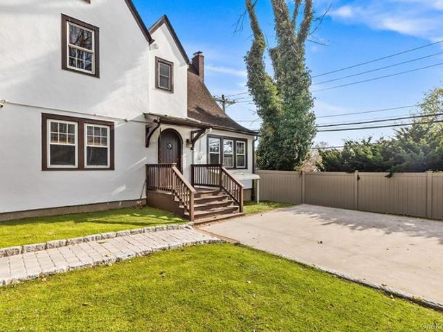 1 Spencer Ct, Hartsdale, NY 10530