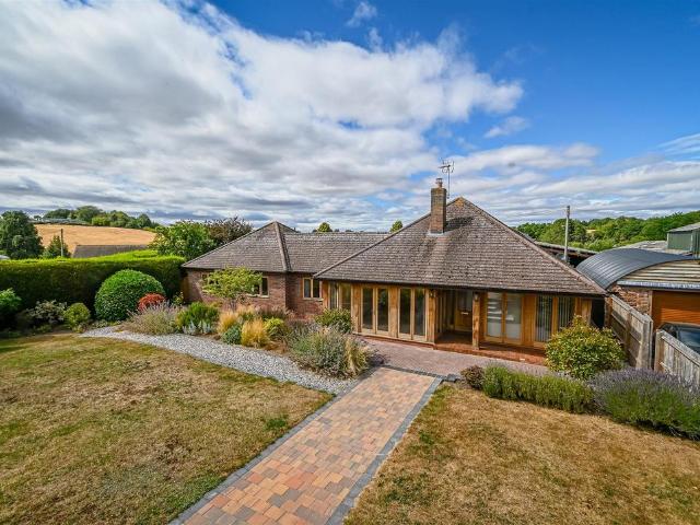 1 Spicers Close, Claverley. 3 bed detached bungalow to rent £1,850 pcm £427 pw