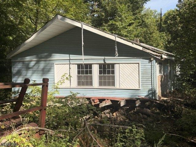 1 Tall Timbers Dr, Glen Gardner, NJ 08826