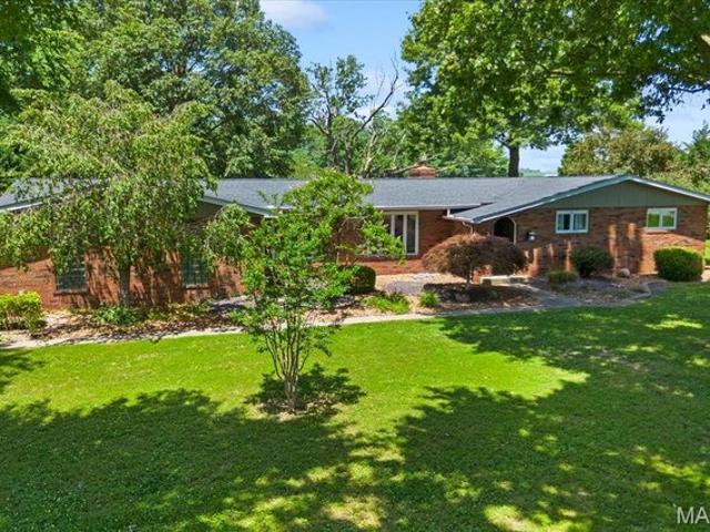 1 Tanbark Dr, New Baden, IL 62265