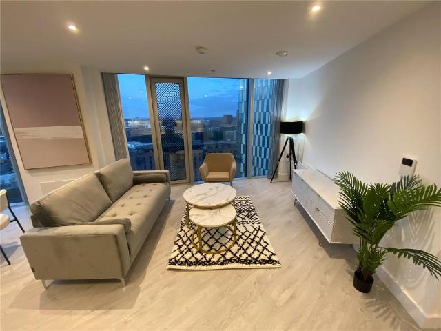 1 Trinity Way, Greater Manchester, M3 2 bed apartment to rent £1,750 pcm £404 pw