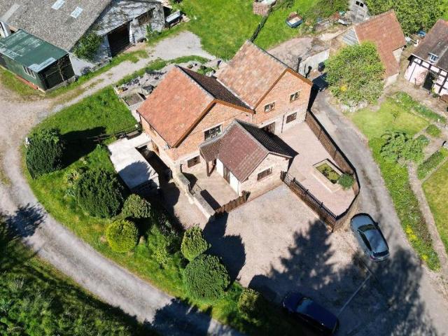 1 Upper Boxbush Farm, Ross Road. 3 bed bungalow to rent £1,325 pcm £306 pw