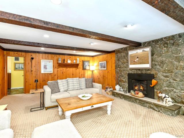 1 Valleywood Court W