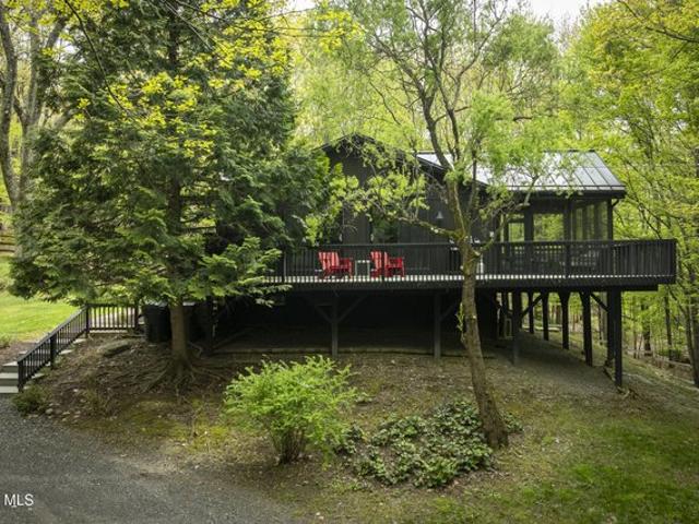 1 Van Bueran Dr, Hillsdale, NY 12529