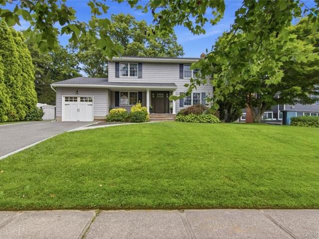 1 Wenmore Ct, Commack, NY 11725