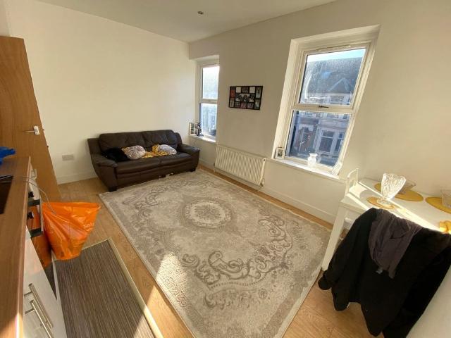 £1,050, Fully Furnished Two Bedroom First Floor Flat in Mackintosh Place, Roath, Cardiff, CF24 4RS