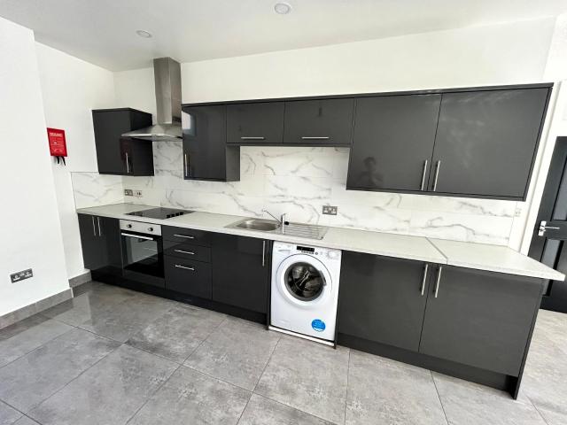 £1,075 PCM, Refurbished Two Bedroom, Two Bathroom Maisonette with Garden in Paget Street, Grangetown, Cardiff, CF11 7LB