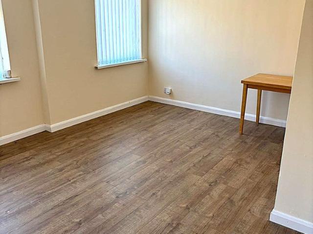 £1,000 PCM, Two Bedroom First Floor Flat in Montrose Court, Ridgeway Road, Rumney, Cardiff, CF3 4AA