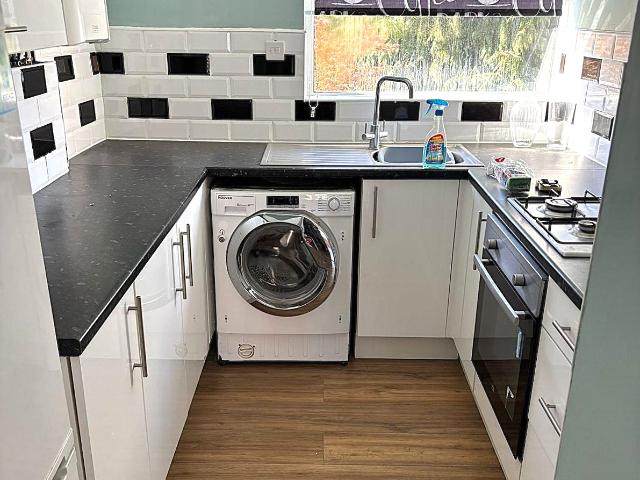 £1,000 PCM, Two Bedroom First Floor Flat in Montrose Court, Ridgeway Road, Rumney, Cardiff, CF3 4AA