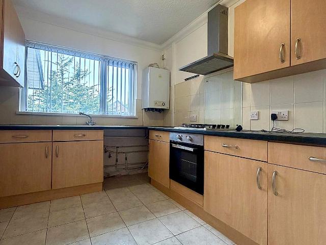 £1,100 PCM, Spacious Three Bedroom Top Floor Flat with Off Road Parking in Downton Grange, New Road, Rumney, Cardiff, CF3 3BW