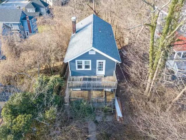 $1,100 Spacious 1 Bed/ 1 Bath Top Unit within 2 blocks of Mt.