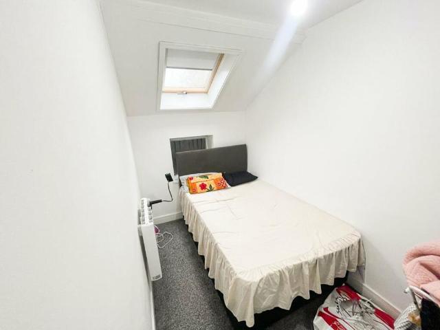 £1,200 PCM, Furnished Two Bedroom Second Floor Flat in Richmond Road, Roath, Cardiff, CF24 3AS